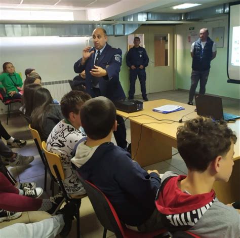 Ученици от Силистра обсъдиха пътна безопасност и вредите от тютюнопушенето с представители на