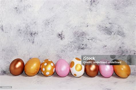 콘크리트 배경에 황금 부활절 달걀을 장식 최소한의 휴가 개념 행복한 부활절 배경입니다 집에서 계란의 창조적 인 그림 착색을위한