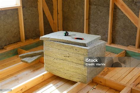 건설중인 주택의 벽을 따뜻하게하는 작업을위한 단열재 더미 0명에 대한 스톡 사진 및 기타 이미지 0명 개발 건설 산업 Istock