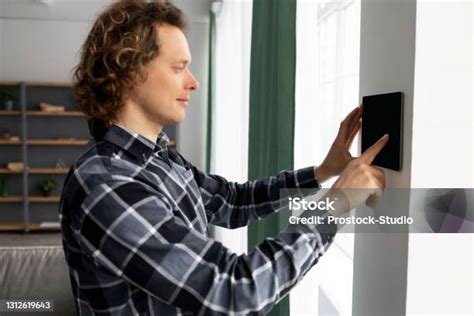 스마트 홈 응용 프로그램 실내 벽에 태블릿을 사용하는 사람 가상현실에 대한 스톡 사진 및 기타 이미지 가상현실 가정 생활 개념 Istock