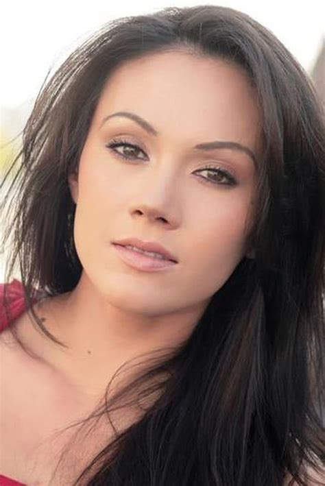 Jennifer Kairis About Entertainment Ie