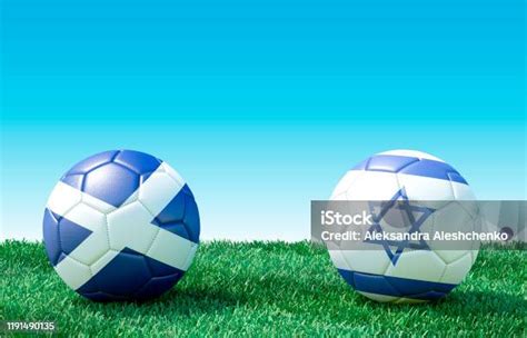 녹색 잔디에 깃발 색상에 두 축구 공 스코틀랜드와 이스라엘 0명에 대한 스톡 사진 및 기타 이미지 0명 2020년 3차원