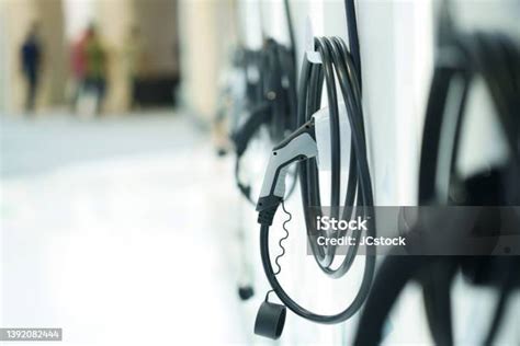 Ev 배터리 충전을위한 전기 자동차 충전소 전기 엔진을 가진 차량을 위한 마개 Ev 충전기 청정 에너지 녹색 힘 미래 운송 기술 친환경 대체에너지 개념 0명에 대한 스톡