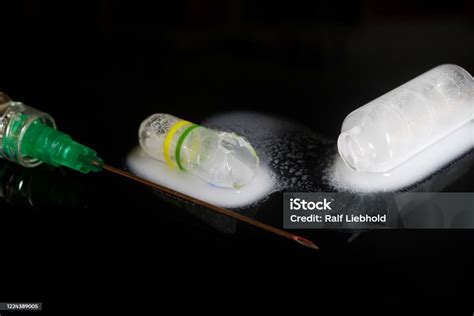 주사 바늘 깨진 유리 병 및 흰색 액체 검은 색 반사 배경으로 고립 된 주사기의 매크로 클로즈업 개념에 대한 스톡 사진 및 기타 이미지 Istock