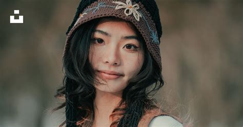 모자를 쓰고 긴 검은 머리를 가진 여자 사진 Unsplash의 무료 모델 소녀 이미지