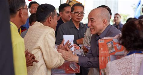 ព្រះករុណាព្រះបាទសម្តេចព្រះបរមនាថ នរោត្តម សីហមុនី ព្រះមហាក្សត្រនៃព្រះរាជាណាចក្រកម្ពុជា