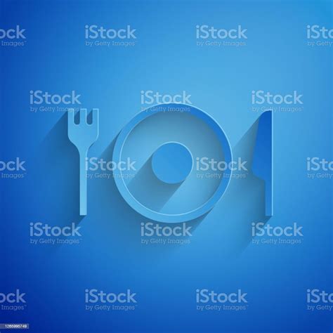 파란색 배경에 분리 된 종이 컷 플레이트 포크 및 나이프 아이콘 칼 붙이 기호 레스토랑 간판 종이 아트 스타일 벡터 3차원 형태에 대한 스톡 벡터 아트 및 기타 이미지