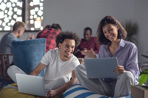 비즈니스 시작 기술 및 사람들 개념사무실에서 노트북 및 태블릿 Pc 컴퓨터와 함께 행복 한 국제 크리에이 티브 팀 개념에 대한 스톡 사진 및 기타 이미지 Istock