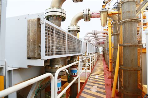 생산을위한 석유 및 가스 플랫폼의 파이프 라인 자동화 시스템에 의한 석유 및 가스 공정 및 제어 석유 및 가스 산업의 운영자 제어 제품 0명에 대한 스톡 사진 및 기타