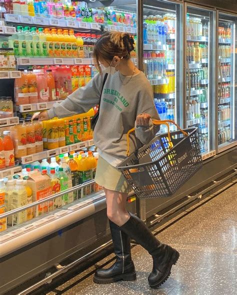 Blackup 블랙업 On Instagram 캐주얼하게 입기 좋은 프린팅 맨투맨🥑 여유있는 핏과 팬츠나 스커트 어디에나 매치하기 좋아요😃 가을 패션 가을 패션