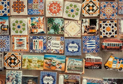 Recuerdos Turísticos Imanes De Lisboa Portugal Foto De Archivo