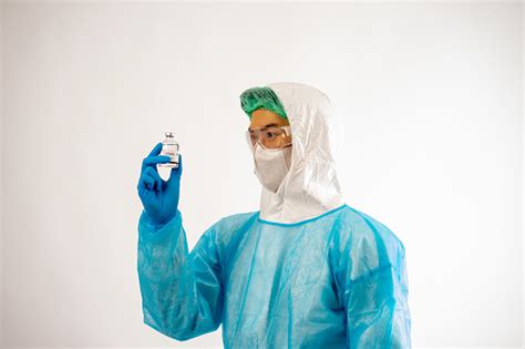 보호복과 외과 안전 마스크를 착용한 아시아 의학자 아시아 과학자가 흰색 배경에 장갑을 끼고 있습니다 바이러스 전염병 개념 의료 및 의학 개념 25 29세에 대한 스톡 사진