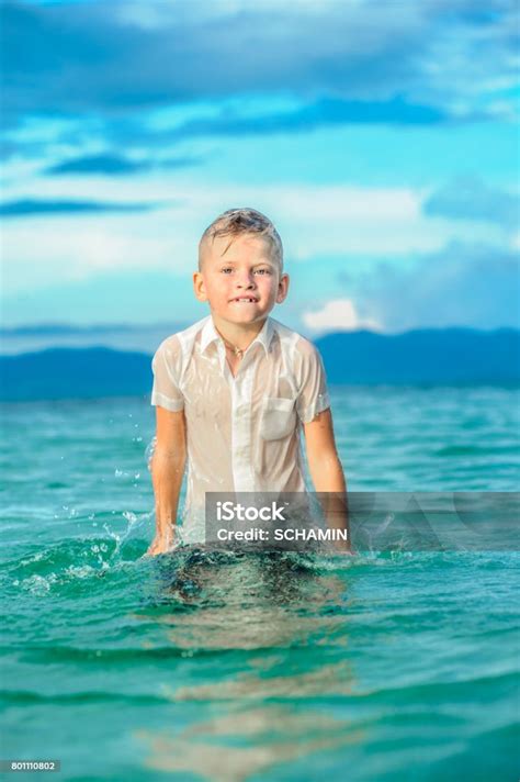 경우 새 젖은 슬림에서 잘생긴 소년의 클로 우즈 업 초상화 맞는 셔츠 점프와 물 위에 나 부 끼고 밝아진와 재미를 많이 한적한 미소 6 7 살에 대한 스톡 사진 및 기타