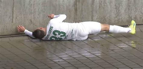 Saksan Alasarjassa Raju Loukkaantuminen Pelaaja Juoksi Päin Seinää Ja