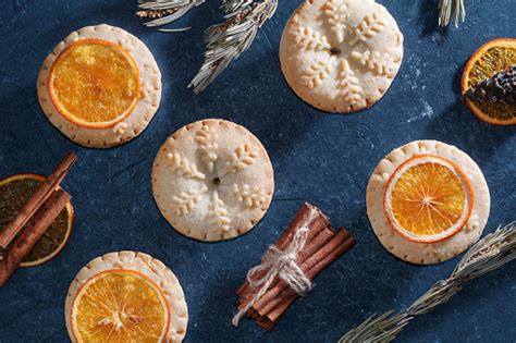 구운 부서 지기 쉬운 생 과자 파이 말하다의 상위 뷰 통 통 수 분이 많은 포도 나무 과일 악몽 껍질과 향신료와 함께 포장 크리스마스 굽기의 개념입니다 12월에 대한 스톡