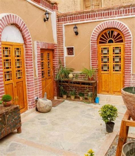 نمای دیوار حیاط سنتی اقامتگاه بومگردی با آجر سنتی آجر ترنج