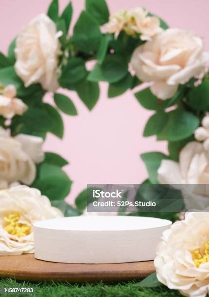 나무 연단 베이지 색 장미 꽃 분홍색 파스텔 배경에 Spacebeauty 화장품 스킨 케어 광고 단계 럭셔리 로맨틱 사랑 발렌타인 데이 또는 어머니 선물 제품 받침대 플랫폼
