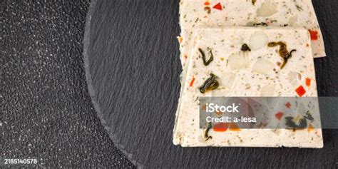 물고기 테린과 바다 가리비 산 자크 해물 신선한 맛좋은 식품 요리 맛있는 식도락가 음식 배경 테이블에 촌사람 같은 음식 평면도 사본 공간 케토 및 팔레오 다이어트