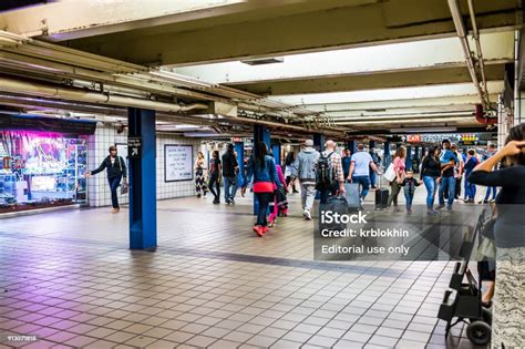 뉴욕 지하철 역 출구 기호 포트 권위 버스 터미널 미드타운 타임 스퀘어에에서 로그인 하 여 지 하 환승에 걷는 사람들 Mta에 대한 스톡 사진 및 기타 이미지 Istock