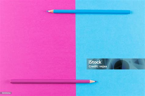 최소한의 창조적인 색상 논문 형상 평면 구성 배경 퍼플과 블루 컬러 연필 개념에 대한 스톡 사진 및 기타 이미지 개념 교육 기하 도형 Istock