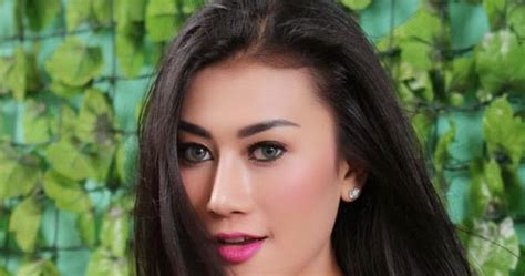 Foto Seksi Model Indonesia Tika Soehartono Toge Toket Gede Belahan