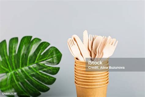 회색 배경에 에코 천연 종이 컵 지속 가능한 라이프 스타일 개념 제로 폐기물 플라스틱 무료 항목 플라스틱 오염을 중지합니다 복사 공간 템플릿 모형 0에 대한 스톡 사진 및