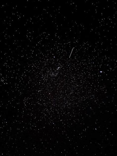 밤 시간 동안 물에 공기에 떠있는 빨간색과 파란색 열기구 · 무료 스톡 사진