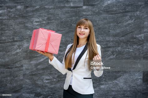 휴일 및 축 하 개념 스튜디오에서 선물 상자를 들고 있는 아름다운 여성 20 29세에 대한 스톡 사진 및 기타 이미지 20