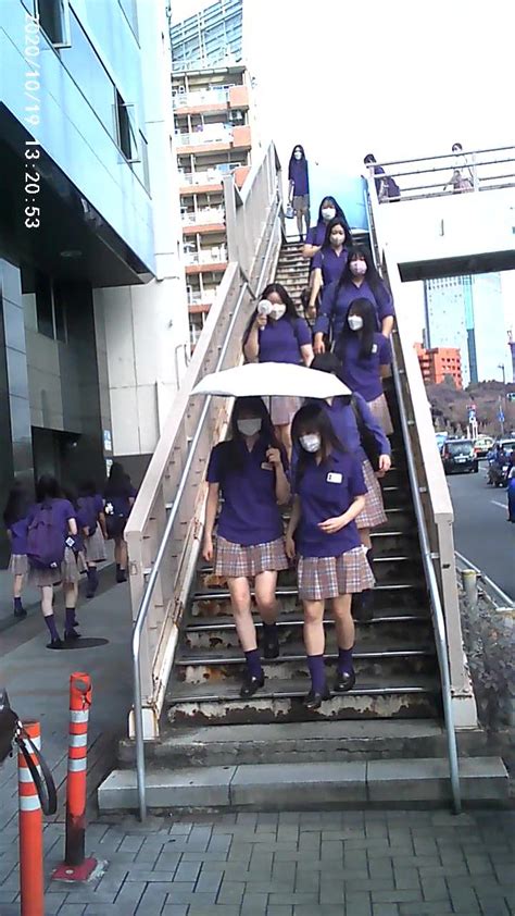 Pcolle 有名女子校 制服図鑑r4 5 6 ～ハンディ扇風機の巨乳少女と日傘に入る仲良し美少女2人組～