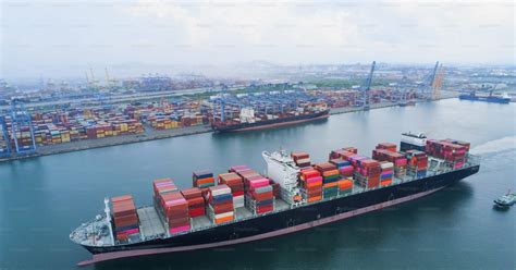 공중 평면도 컨테이너 선박 화물 사업 상업 무역 물류 및 국제 수입 수출의 운송 컨테이너 화물 화물선에 의해 열린 항구에서 사진 Unsplash의 수송 이미지