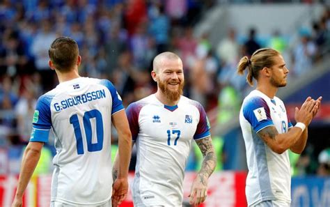 Aron Einar Gunnarsson Fagnar Eftir Leikinn í Gær