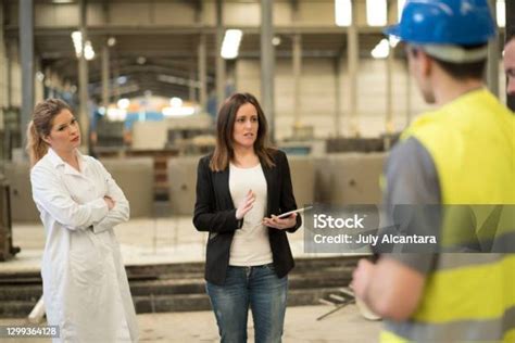 여성 상사와 과학자들은 공장 의 근로자에게 지침을 제공합니다 계획 작업 모임에 대한 스톡 사진 및 기타 이미지 모임 여성