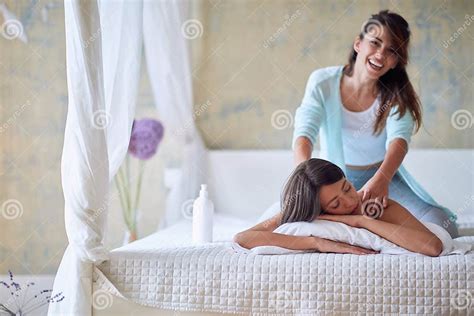 Jeunes Couples Lesbiennes Profitant Du Massage Photo Stock Image Du