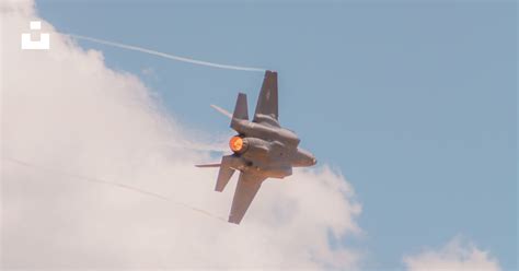 구름 낀 푸른 하늘을 나는 전투기 사진 Unsplash의 무료 공중 급유 이미지