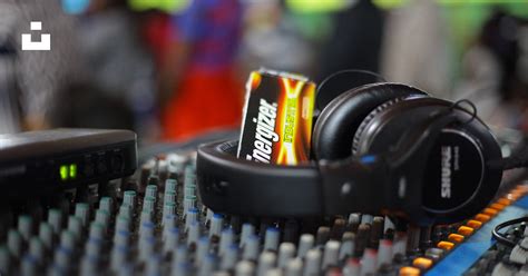 검은색 및 노란색 유선 헤드폰 사진 Unsplash의 무료 전자공학 이미지