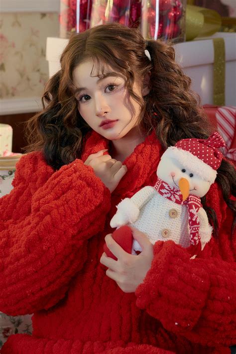 실내 겨울 겨울 장식 겨울 패션 계절 곱슬머리 기분 좋은 눈사람 니트 장난감 니트웨어 따뜻한 매력적인 모델 밝은 봉제 장난감 빨간 빨간