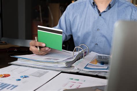 비즈니스 사람 계정 통장 및 예산 계획 사업 재정 계산을 계산기를 사용 하 여 개념에 저장 절약 들고 손 검사 보기에 대한 스톡 사진 및 기타 이미지 Istock