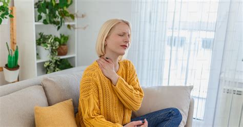 어깨 통증 팔뚝 통증 신체 근육 문제가 있는 사람들 의료 및 의학 개념 침대에 앉아 다른 손으로 고통스러운 어깨를 잡고 있는 매력적인 여자 사진 Unsplash