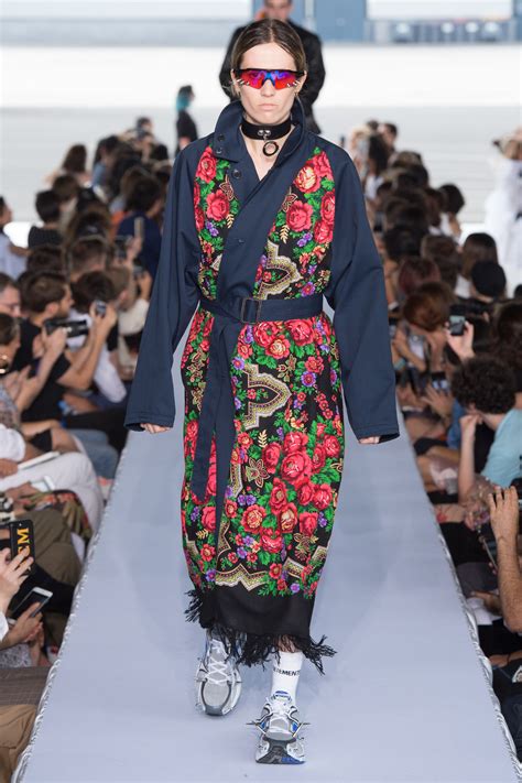 დემნა გვასალიას Vetements ჩვენება პერსონალური და პოლიტიკური განაცხადი At