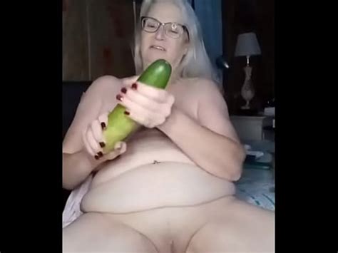 Vee Fucks Her Huge Dildo XNXX