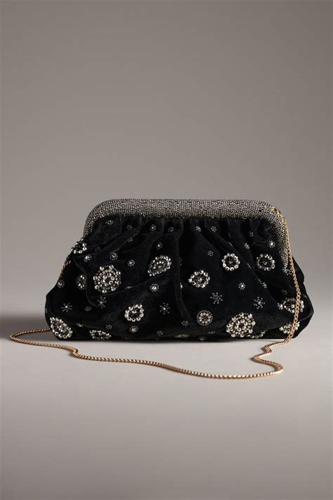 스터드 장식 벨벳 클러치 앤트로폴로지 한국 공식 스토어 유니크한 여성 패션 및 라이프스타일 편집샵 200개이상의 프리미엄 브랜드 여성 의류 액세서리 홈 인테리어