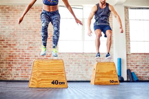 체육관에서 상자 점프를하고 있는 커플 공중 공기의 낮은 섹션 상자에 대한 스톡 사진 및 기타 이미지 상자 점프 남자