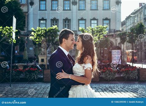 Closr Op Huwelijk Huwde Het Portret Van Het Mooie Glimlachen Enkel Zacht Het Koesteren En Wat