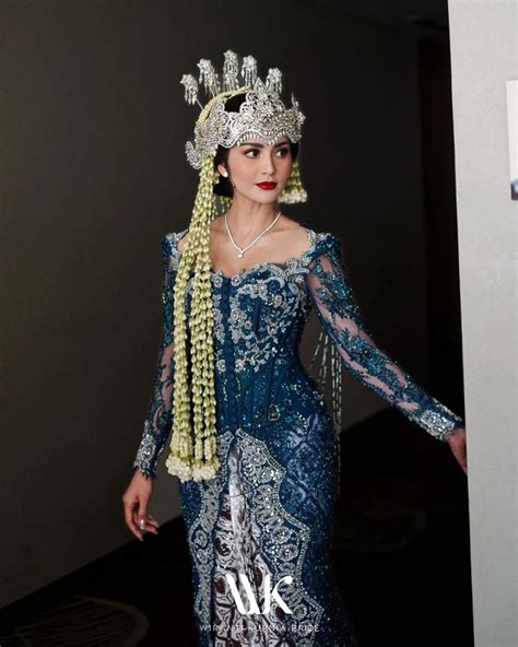 14 Baju Pengantin Dengan Warna Bold Untuk Wanita Percaya Diri Wedding