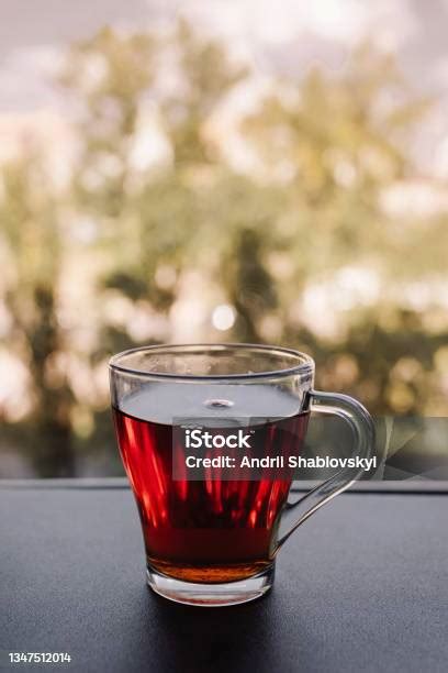 창가 근처에 향기로운 차 한 잔이 서 있습니다 음료를 곁들인 투명한 머그잔 0명에 대한 스톡 사진 및 기타 이미지 0명 가을 거리 Istock