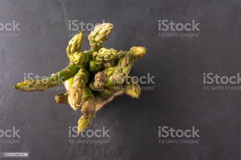 신선한 아스파라거스의 무리는 상단 클로즈업의 어두운 배경에 종류 복사 공간이 있는 선택적 초점 매크로 0명에 대한 스톡 사진 및 기타 이미지 Istock