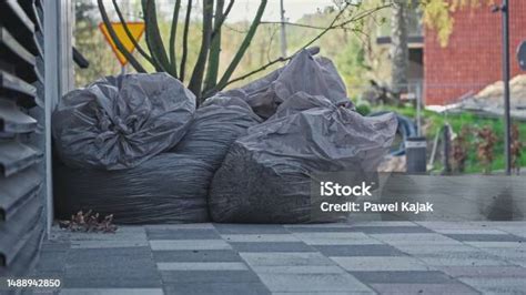 쓰레기통 방 문 옆 보도에 쌓인 검은 플라스틱 쓰레기 봉투 0명에 대한 스톡 사진 및 기타 이미지 0명 가방 가사 집안일 Istock