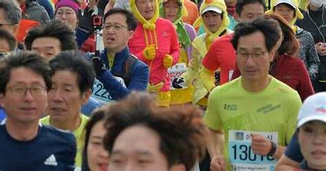 병아리 옷 입고 달리는 日관광객들