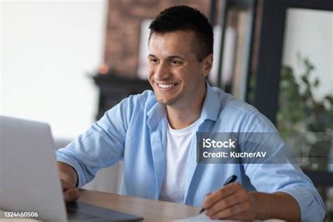 백인 남자 학생 노트북을 사용 하 여 집에서 원격으로 공부 온라인 수업 동안 메모장에 메모를 복용 거리 교육 개념 미소 25 29세에 대한 스톡 사진 및 기타 이미지