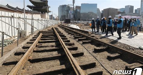 아스팔트 바로 아래 전차 철로가경복궁 월대 훼손도 첫 확인